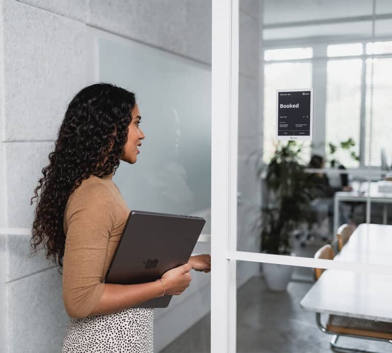 Joan 6 Pro: Meeting Room Scheduling Display