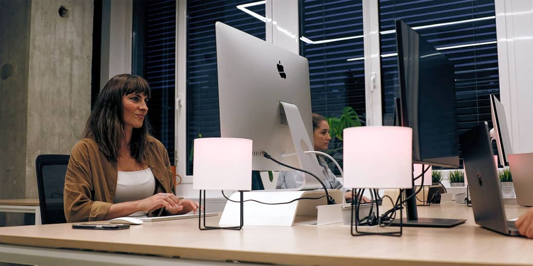 Shared Desk at Work (2026) - Desk Sharing Benefits & Guide - Joan Workplace