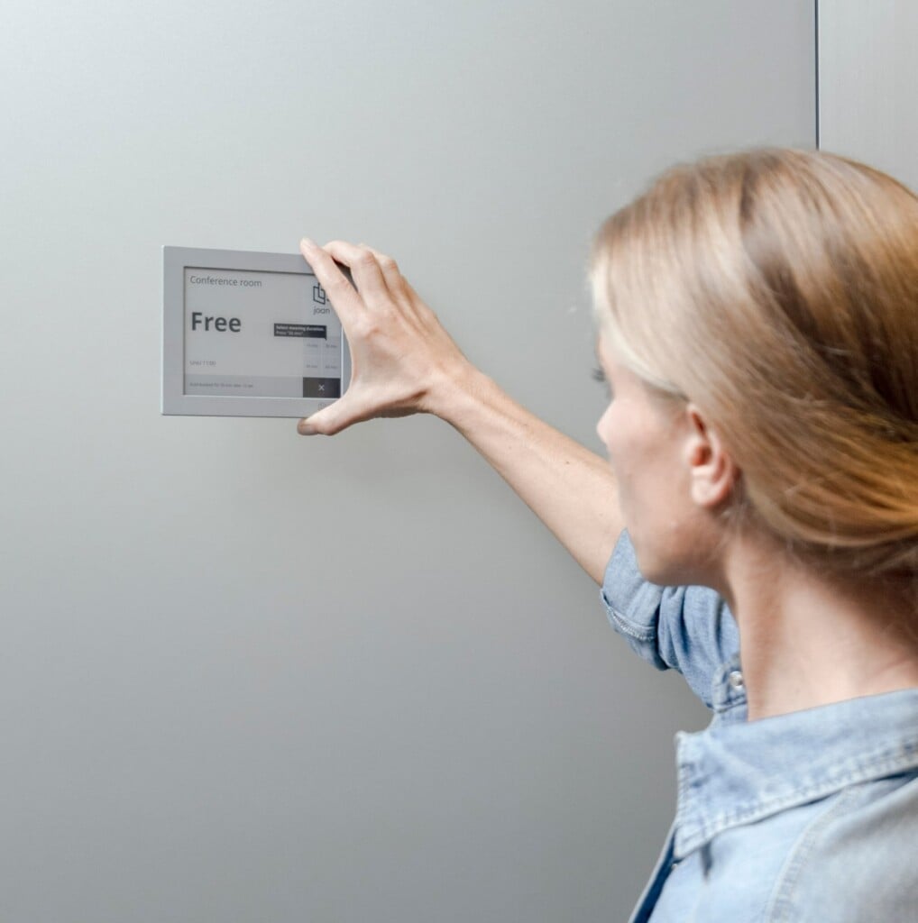 Joan 6 RE Wireless Meeting Room Display: Simplified Scheduling