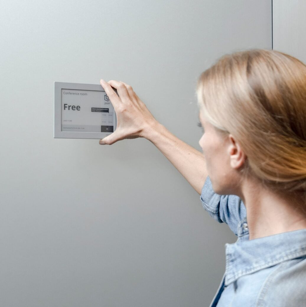 Joan 6 RE Wireless Meeting Room Display: Simplified Scheduling