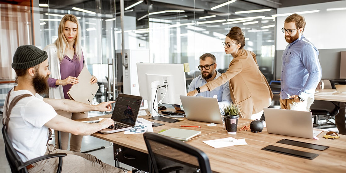 Hot Desking Pros and Cons: Is It Right for Your Workplace? - Joan Workplace