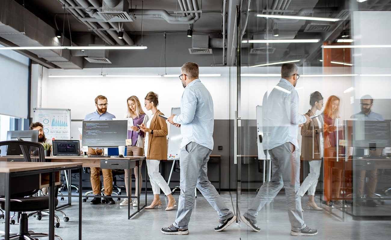 Hot Desking Pros and Cons: Is It Right for Your Workplace? - Joan Workplace